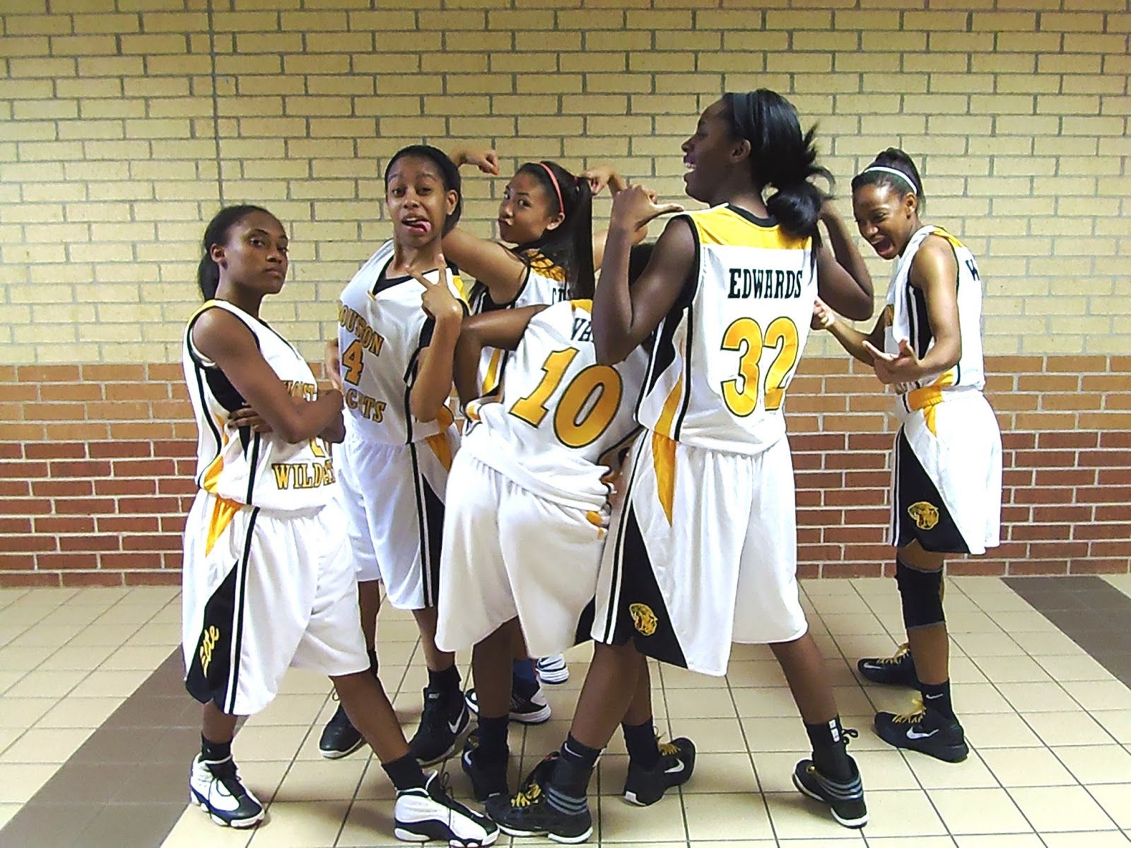 Houston Basketball: Houston Wildcats Elite Gold... GETTING READY TO ROLL