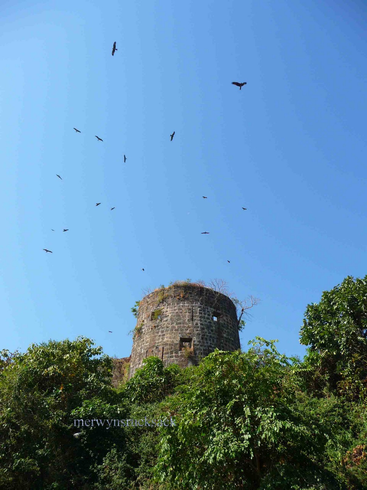 Madh Fort, Erangal Village and Mandapeshwar Caves | The journey of a ...