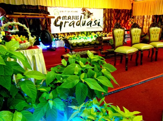 MPV LANDSKAP DAN NURSERI: MENGHIAS PENTAS MAJLIS GRADUASI 2013