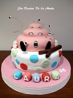 SIN RECETAS DE LA ABUELA: TARTA ARALE DECORADA CON FONDANT DE NUBES.
