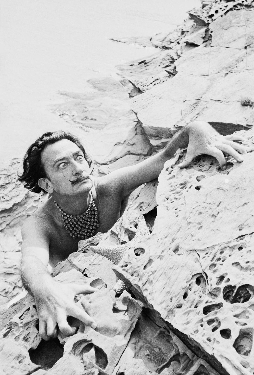 A Day With Salvador Dalí: Hilarious Photographs of Dalí at His Home in ...
