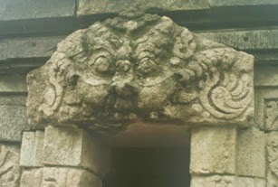 Masandhy berbagi Info : Kala-Makara di pintu candi Ngempon