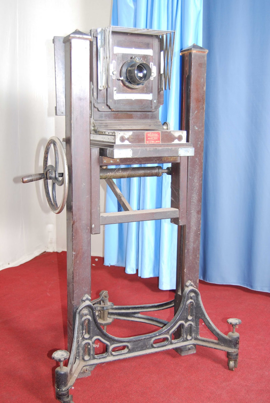 ANTIQUE CAMERAS: OLD WOODEN FIELD CAMERA