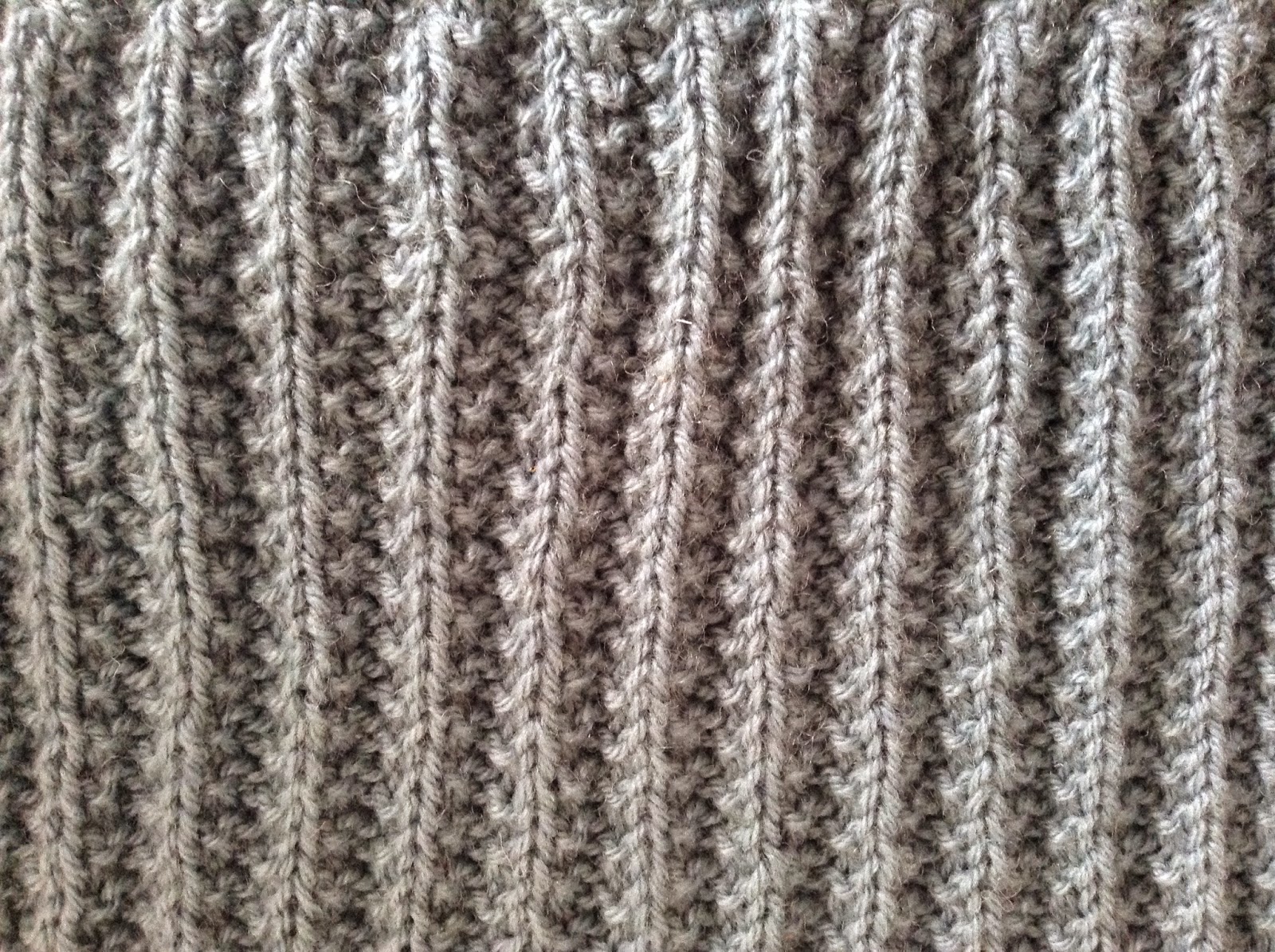 woollysaurus: broken rib stitch