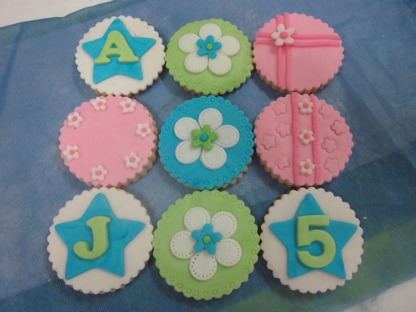 Sweet-Treatz: Sugar Cookies with Sugar Paste