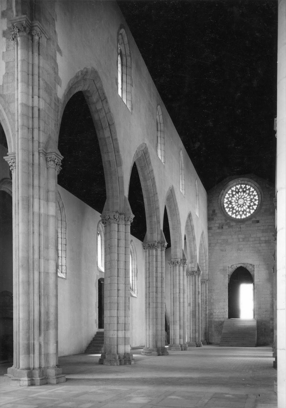 Igreja da Graça – 1954. Naves com arcos ogivais. – scalabis.net