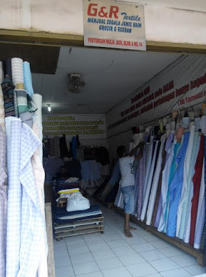Jalan-jalan ke Pasar Cipadu, Pusatnya Kain Tekstil - Alia Fathiyah