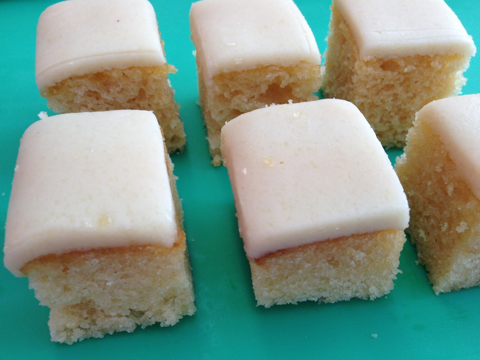 lauralovescakes...: Fondant Fancies