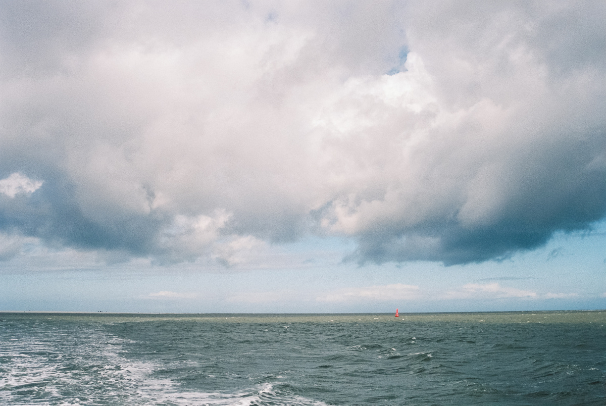 Fotografie auf Film: Seehundbänke vor Baltrum, Fischer in der Accumer ...
