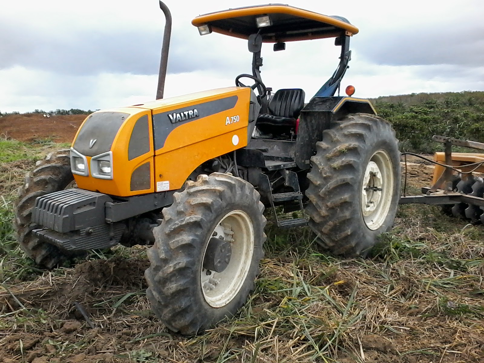 SANTO ANTÔNIO TRATORES IMPLEMENTOS E PEÇAS LTDA: VENDEMOS TRATORES ...