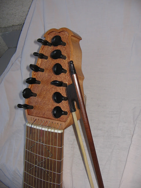 Renato Nicolai Luthier: Lira da gamba ou Lirone por Renato Nicolai (2011)