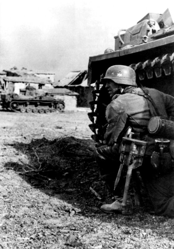World War II History: German soldiers hiding from the fire of the tank ...
