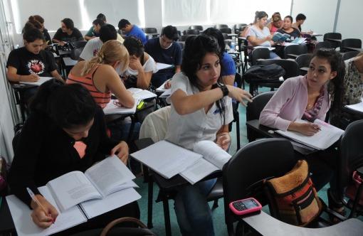 Currín: Conurbano: Más del 75% de los alumnos son primera generación en ...