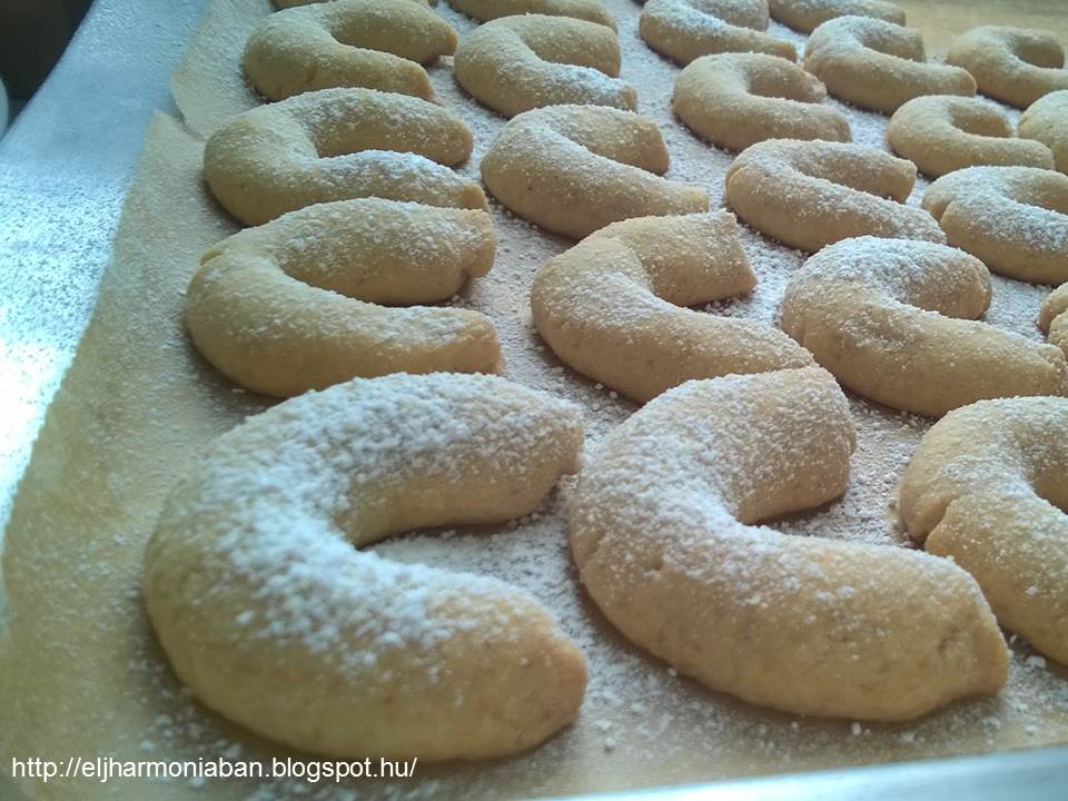 Egyszerű, gyors mandulás-vaníliás hókifli (tojásmentes)