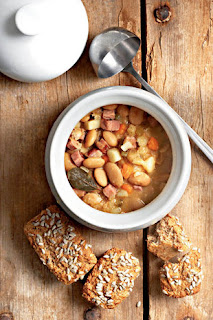 In en om die huis: Boontjiesop en volkoringbrood