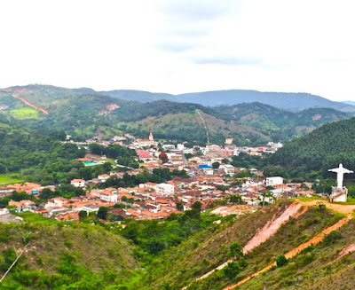 OLHANDO DA JANELA DO TREM: VIRGINÓPOLIS / MINAS GERAIS (5.523 / 5.570)