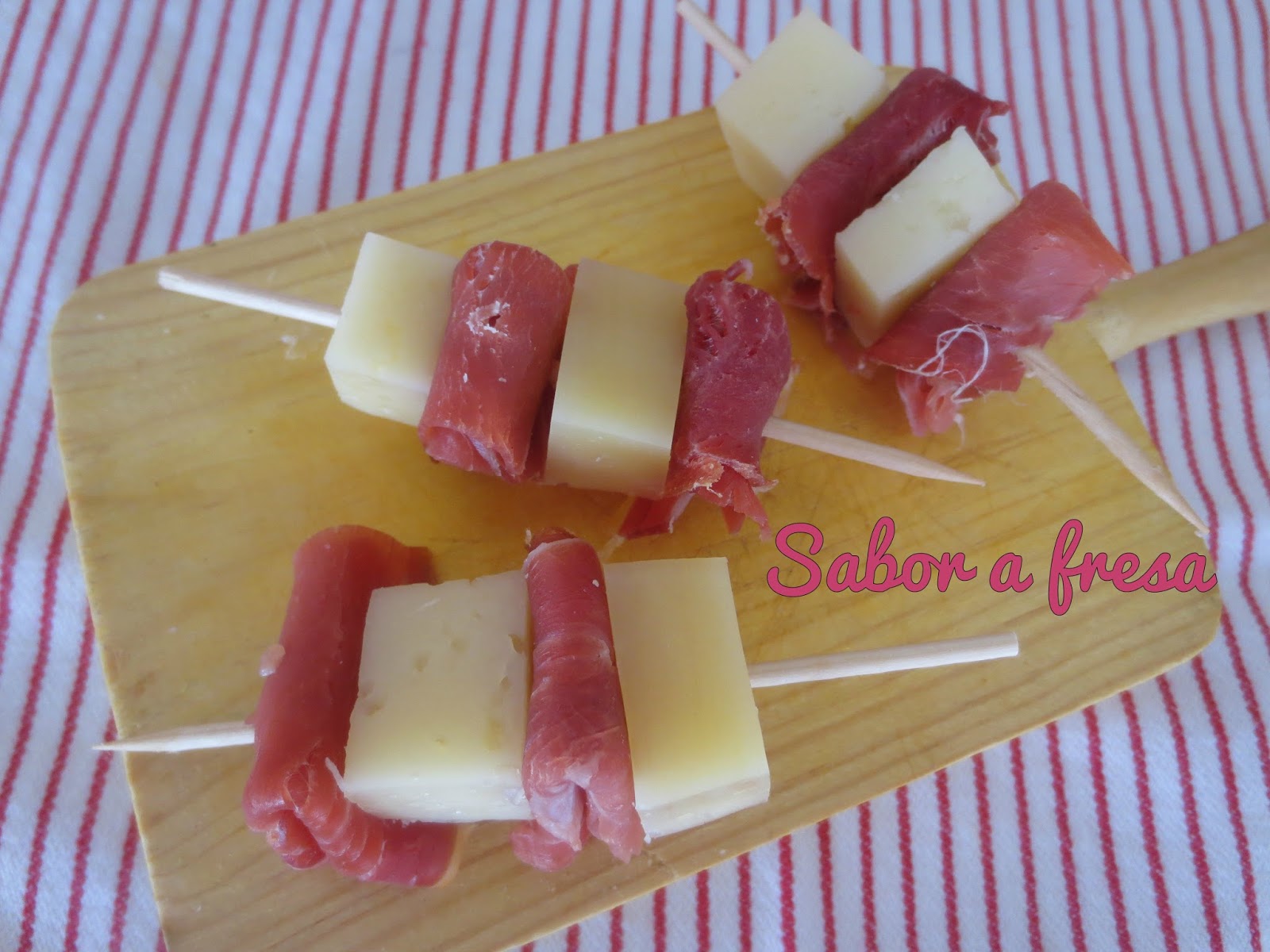 Sabor a fresa: Mini brochetas de jamón y queso curado