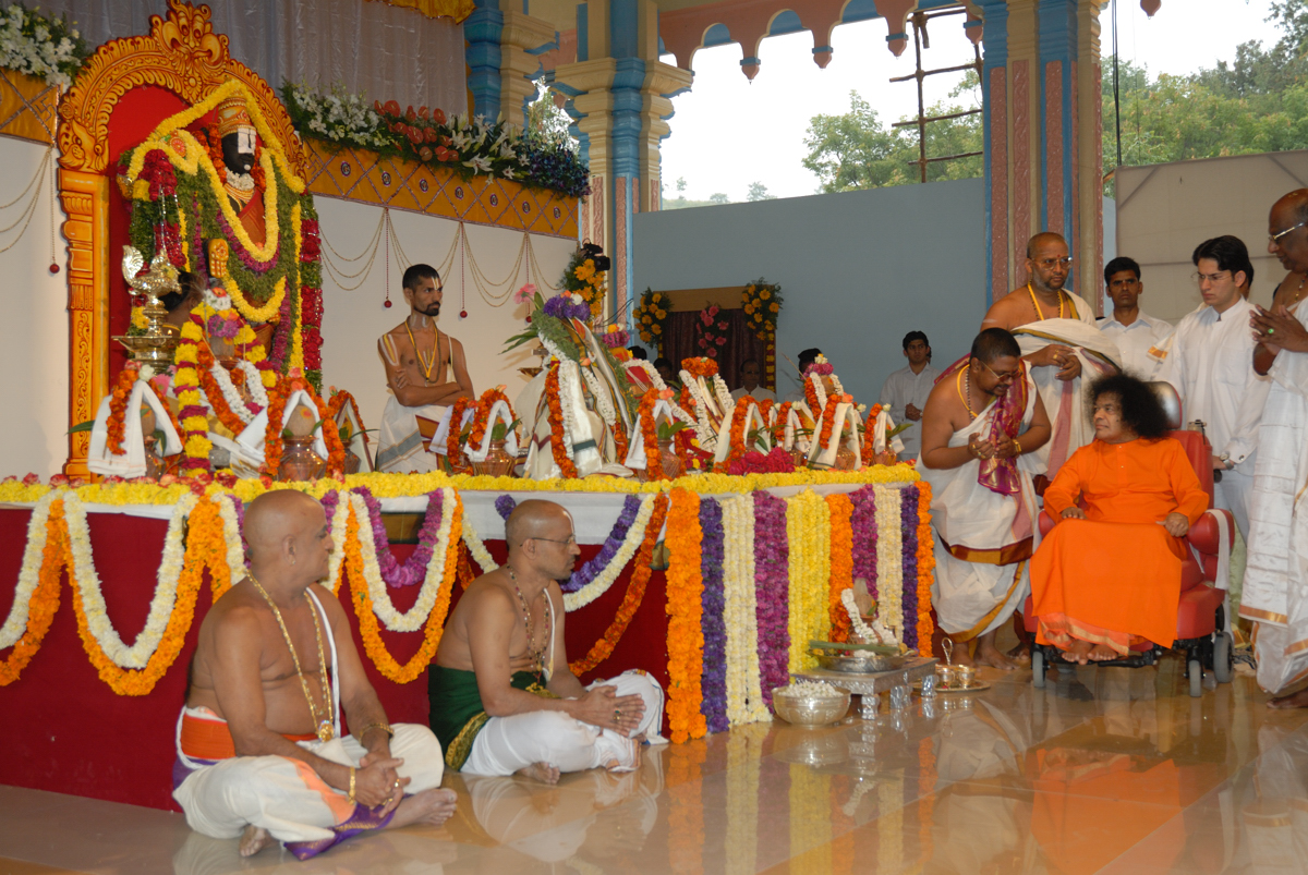 Sai Student: Experiences and Musings: The value of Darshan - a lesson ...