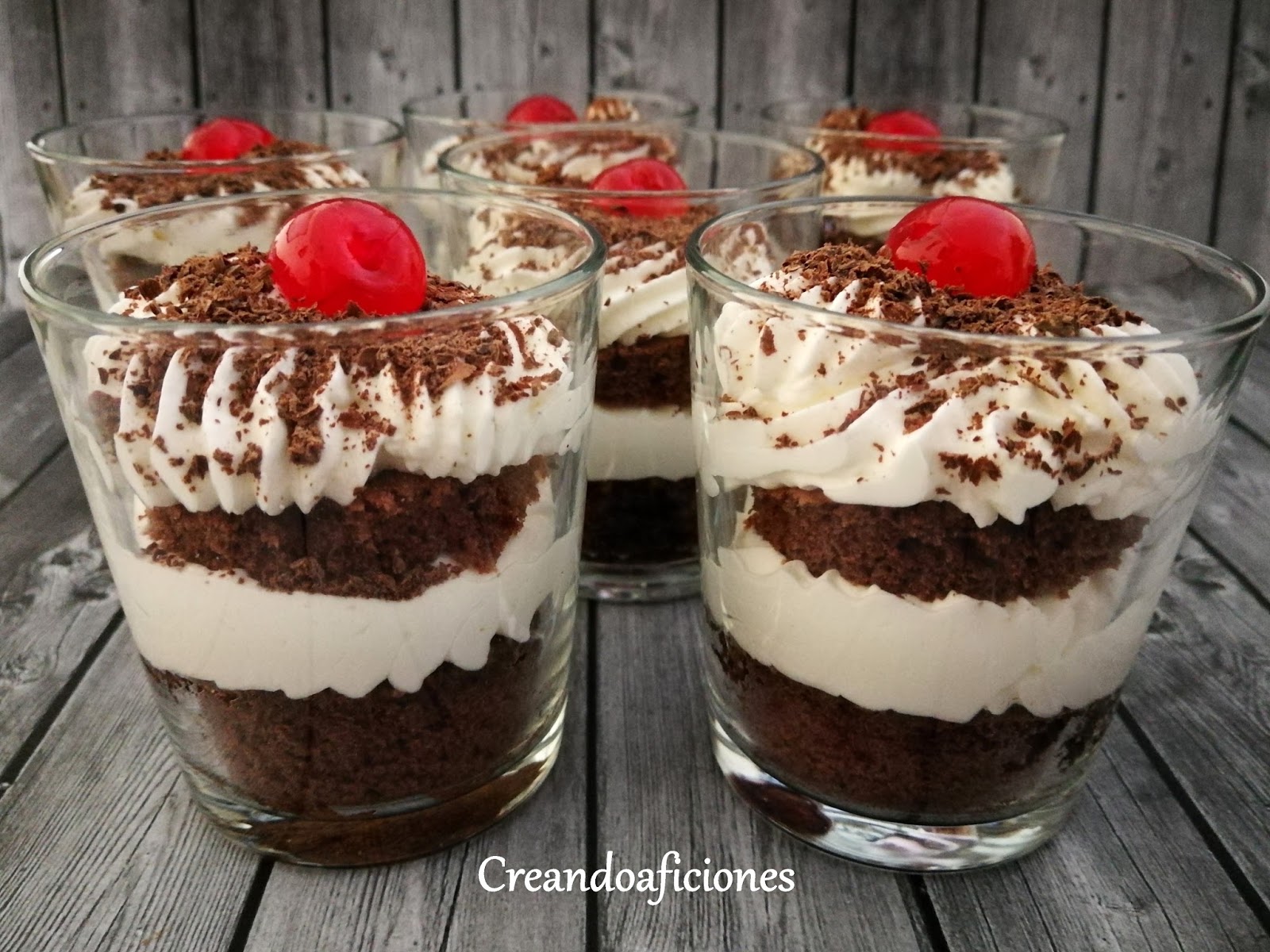 Tarta selva negra en vasos