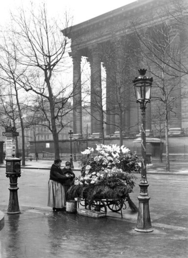 54 Vintage Photographs Captured Street Scenes of Paris in the 1920s ...