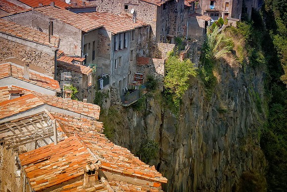 THE WORLD GEOGRAPHY: 7 Stunning Towns on Cliff's Edge