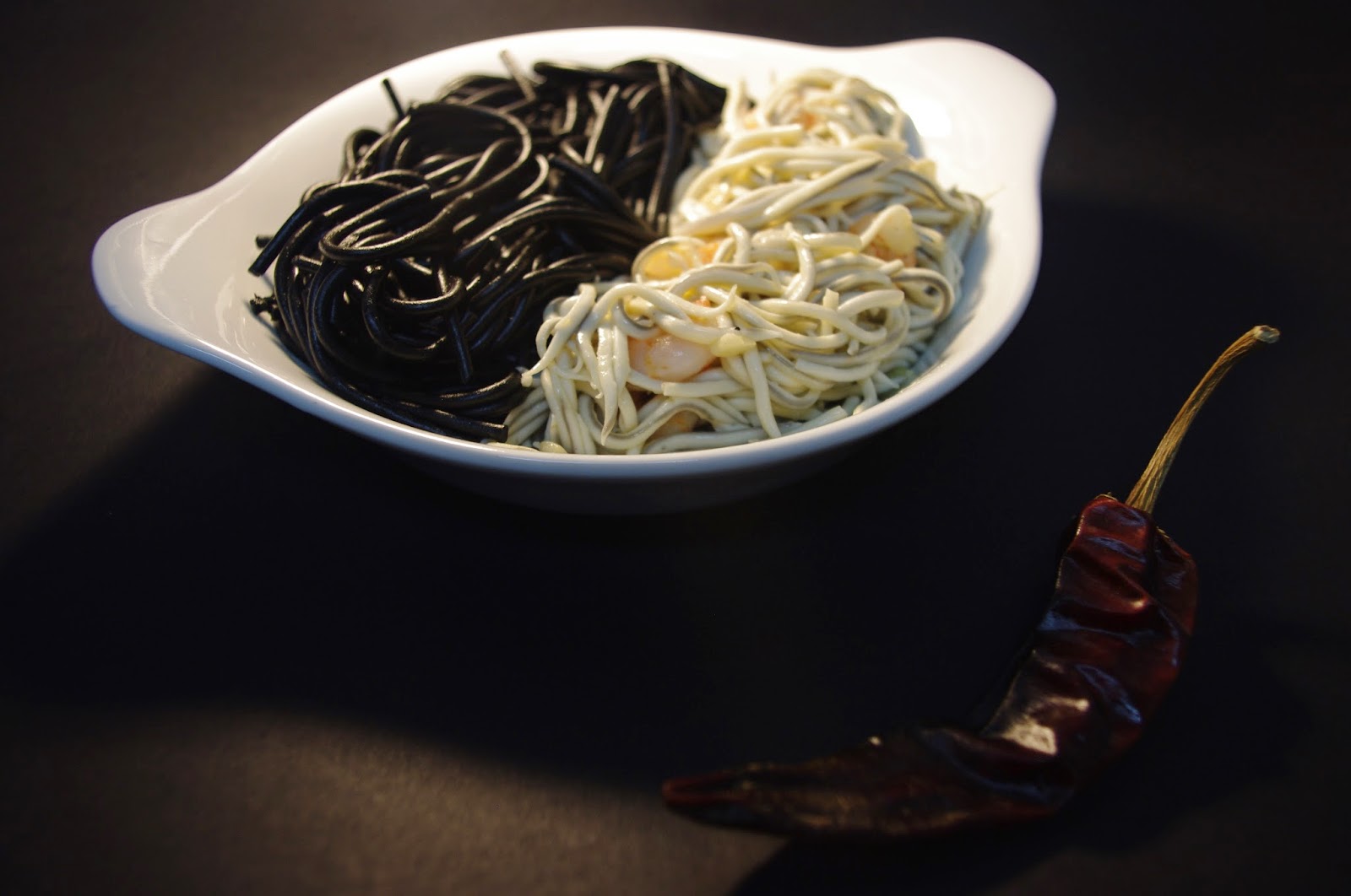 Explora Gourmet: Pasta negra con gulas y gambas