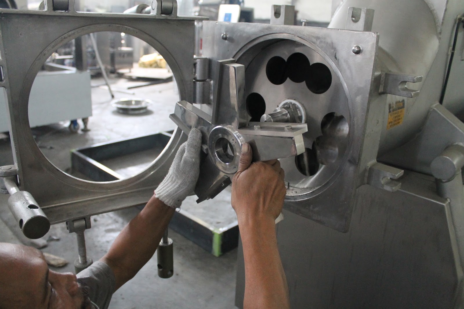 MESIN INDUSTRI FARMASI: ALAT BANTU SCREW GRINDING