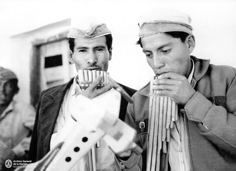 Pobladores de Tilcara tocando el siku. Jujuy, 1966. | Fotos Antiguas de ...