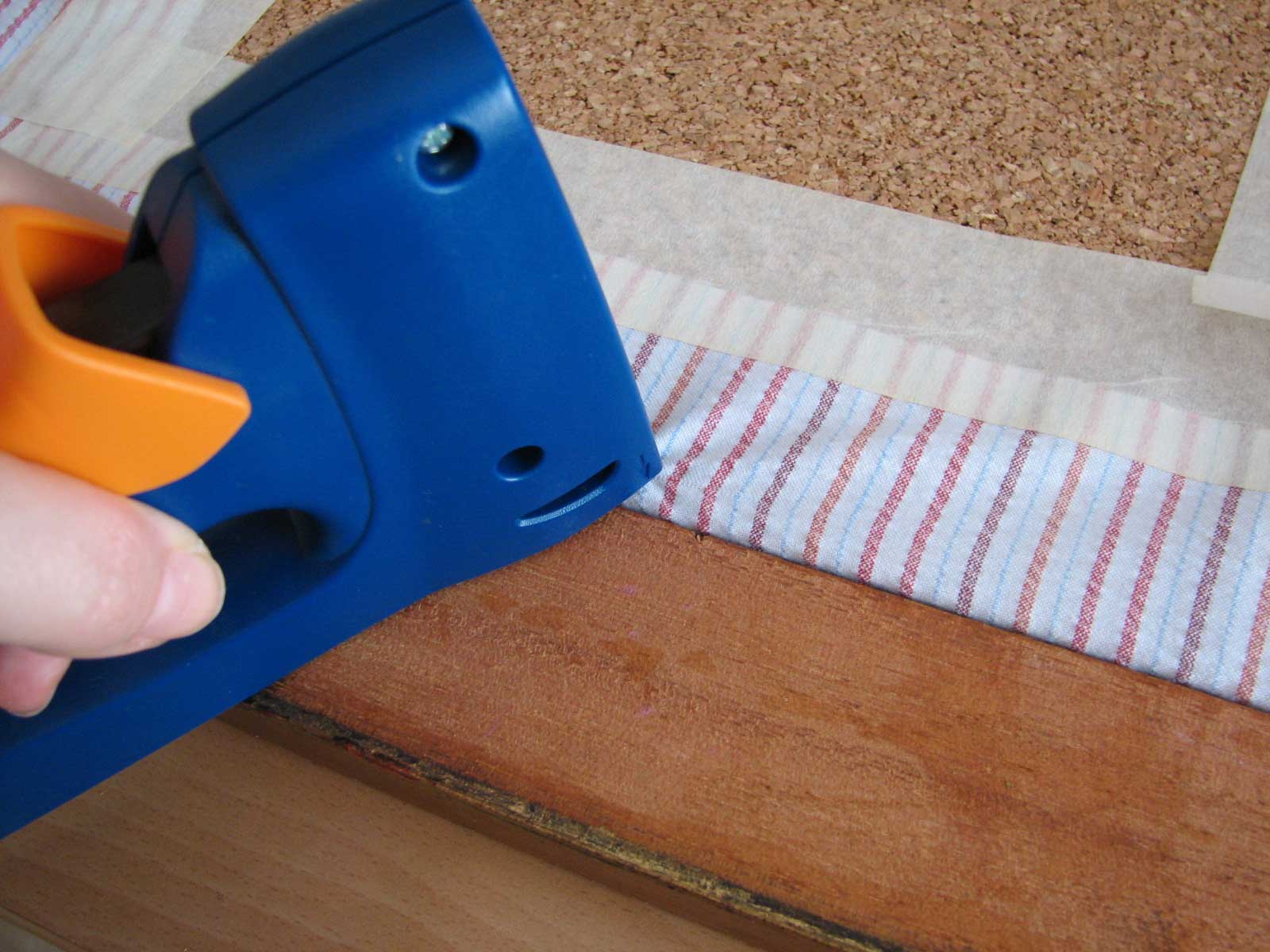 Tutorial: cuadro forrado de tela / Tutorial fabric frame - The Crafty Room