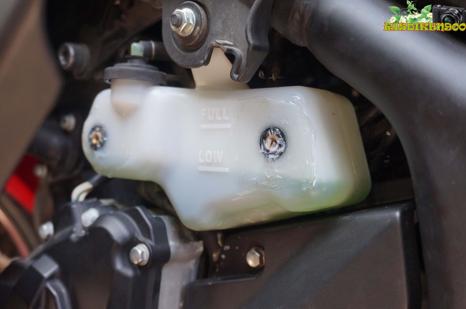 Perjalananku: mengakal sendiri tempat isi air radiator R25 yang bocor