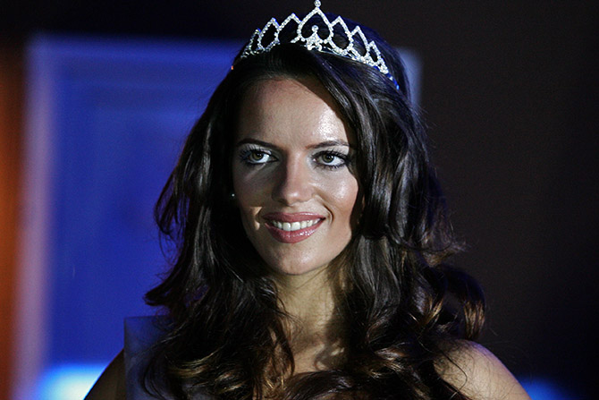 Amy Willerton: Neon Handwritten Sash Steals the Show at Miss World ...