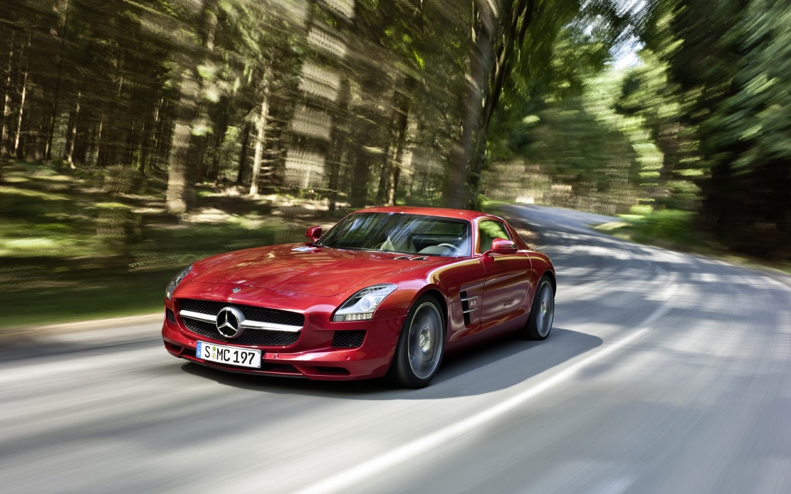 HD Car Wallpapers: Mercedes On The Rod In Red Colour