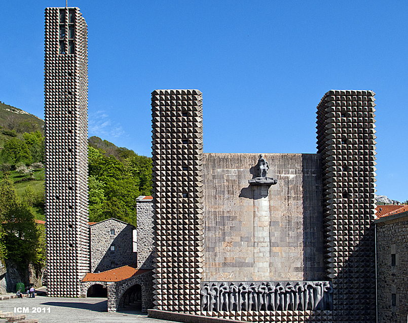 Santuario de Arantzazu de Saenz de Oiza, esculturas de Oteiza