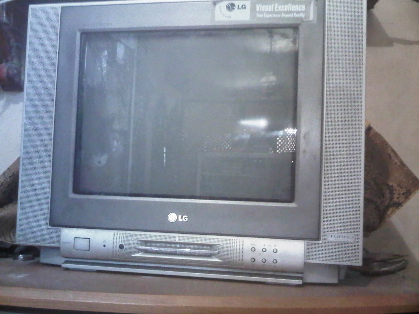 Kurnia Indah Puspitasari's Blog: TV LG Flatron 15 inch