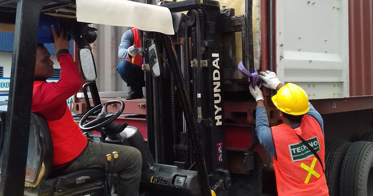 DUNIA PANEL: Loading Material Sandwich Panel Menggunakan Forklift