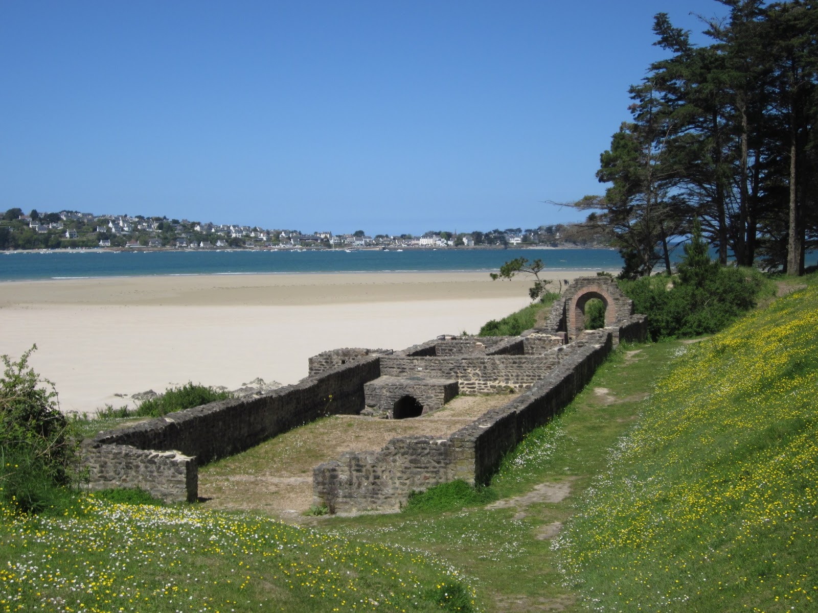 The Saints' Shore Way: Guidebook