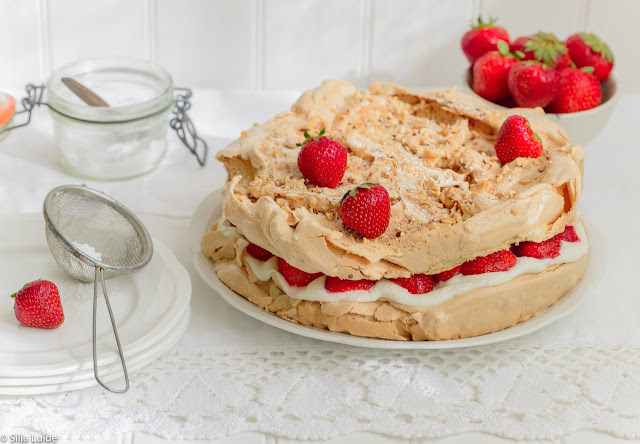 Silja, Food & Paris: Pähklise besee ja kohupiimakreemiga maasikakook