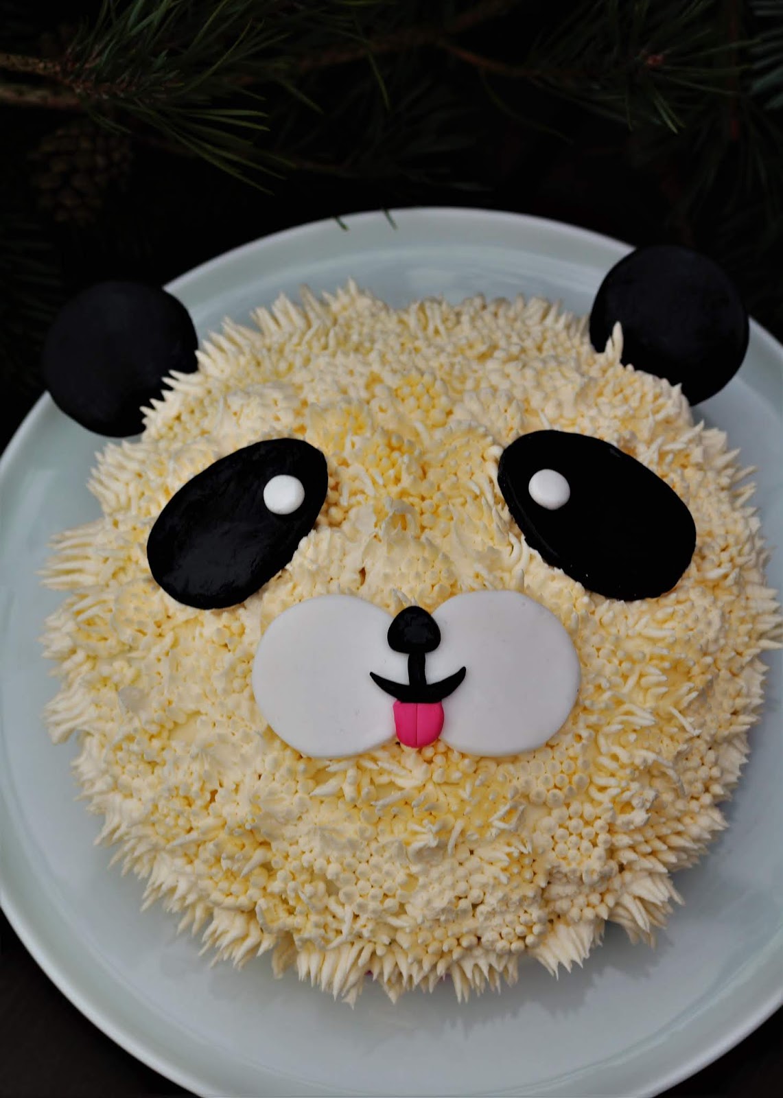 Fødselsdag i december: Panda-kage med chokolade og kirsebær