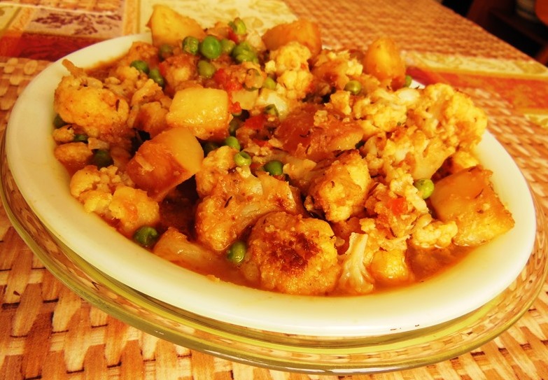 Chumkie's Kitchen : Alu Gobi Mattar - Potatoes, Cauliflower and Peas Curry