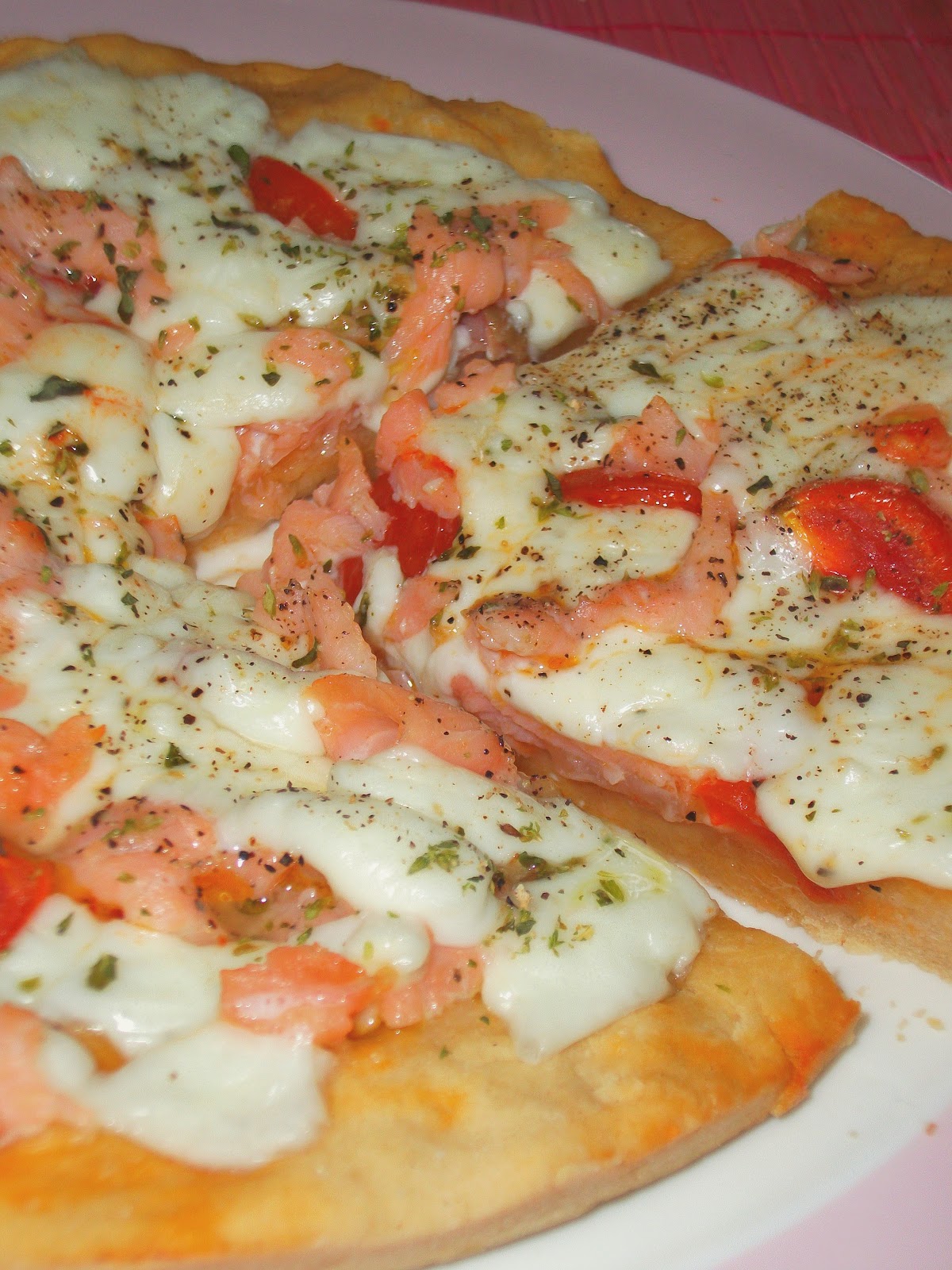 La Tavola Allegra: Pizza con Salmone Affumicato, Mozzarella di Bufala e ...