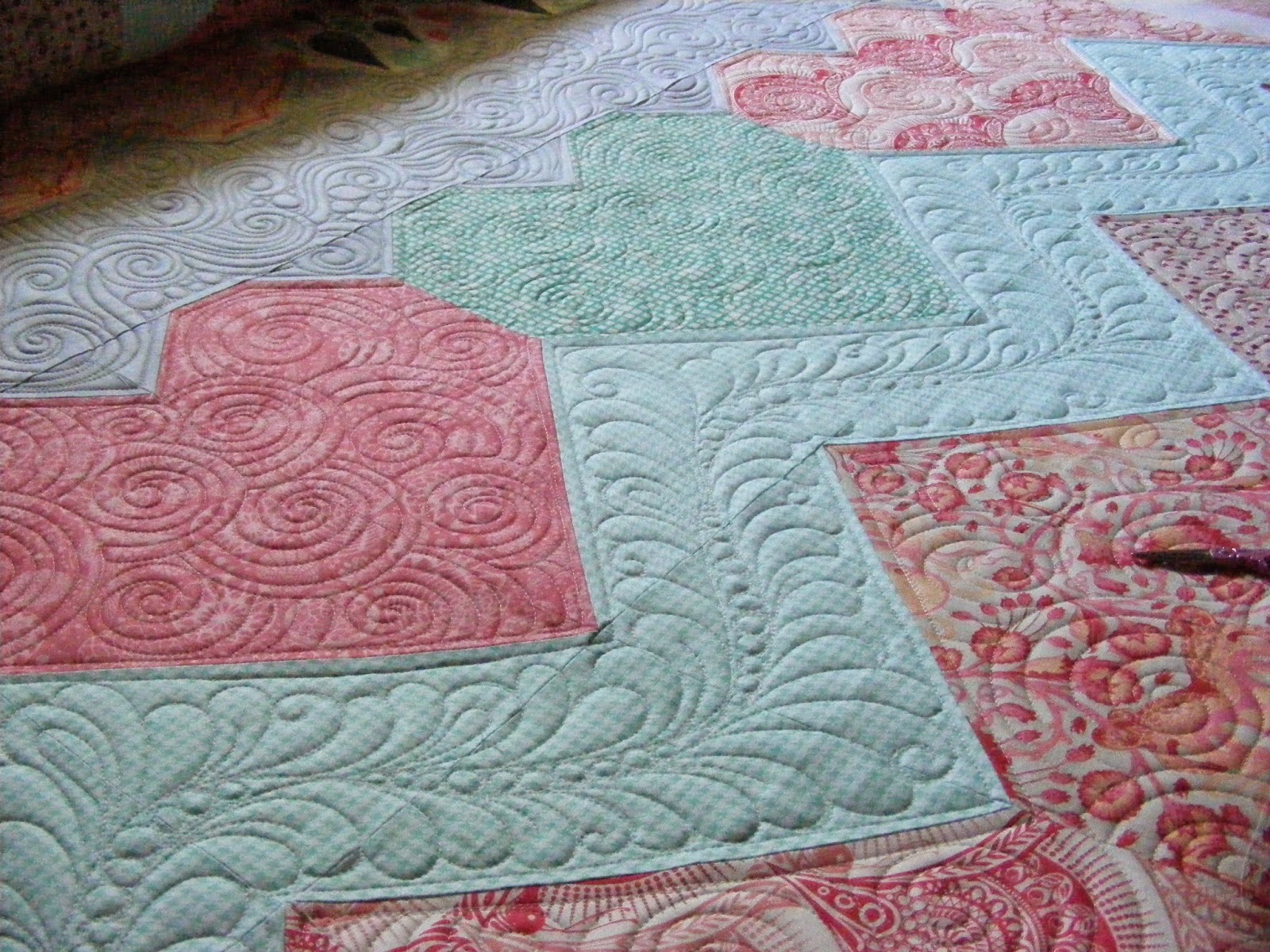 TIA CURTIS QUILTS: A pretty quilt for Joy