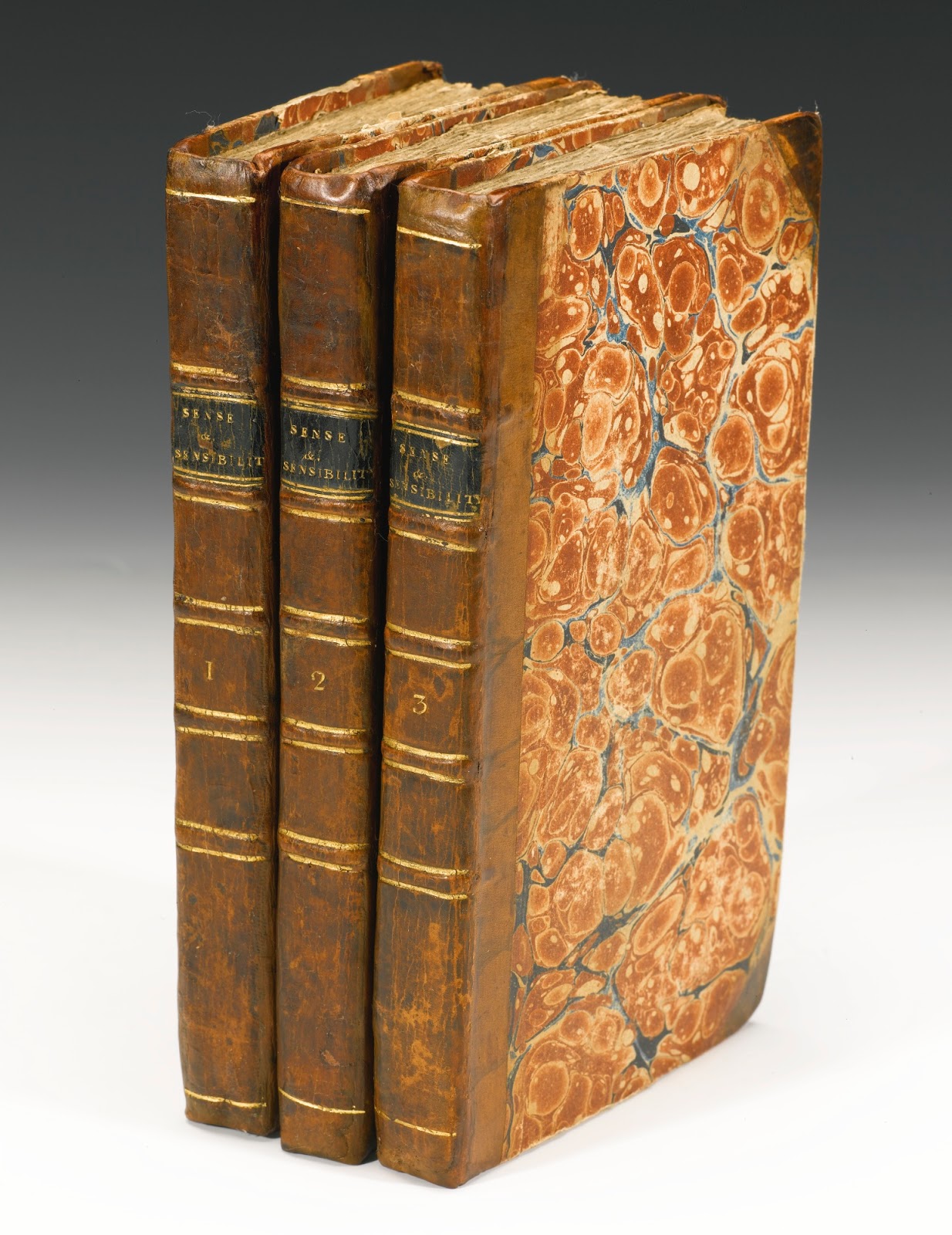 Ce este hârtia marmorată și ce presupune acest procedeu decorativ?