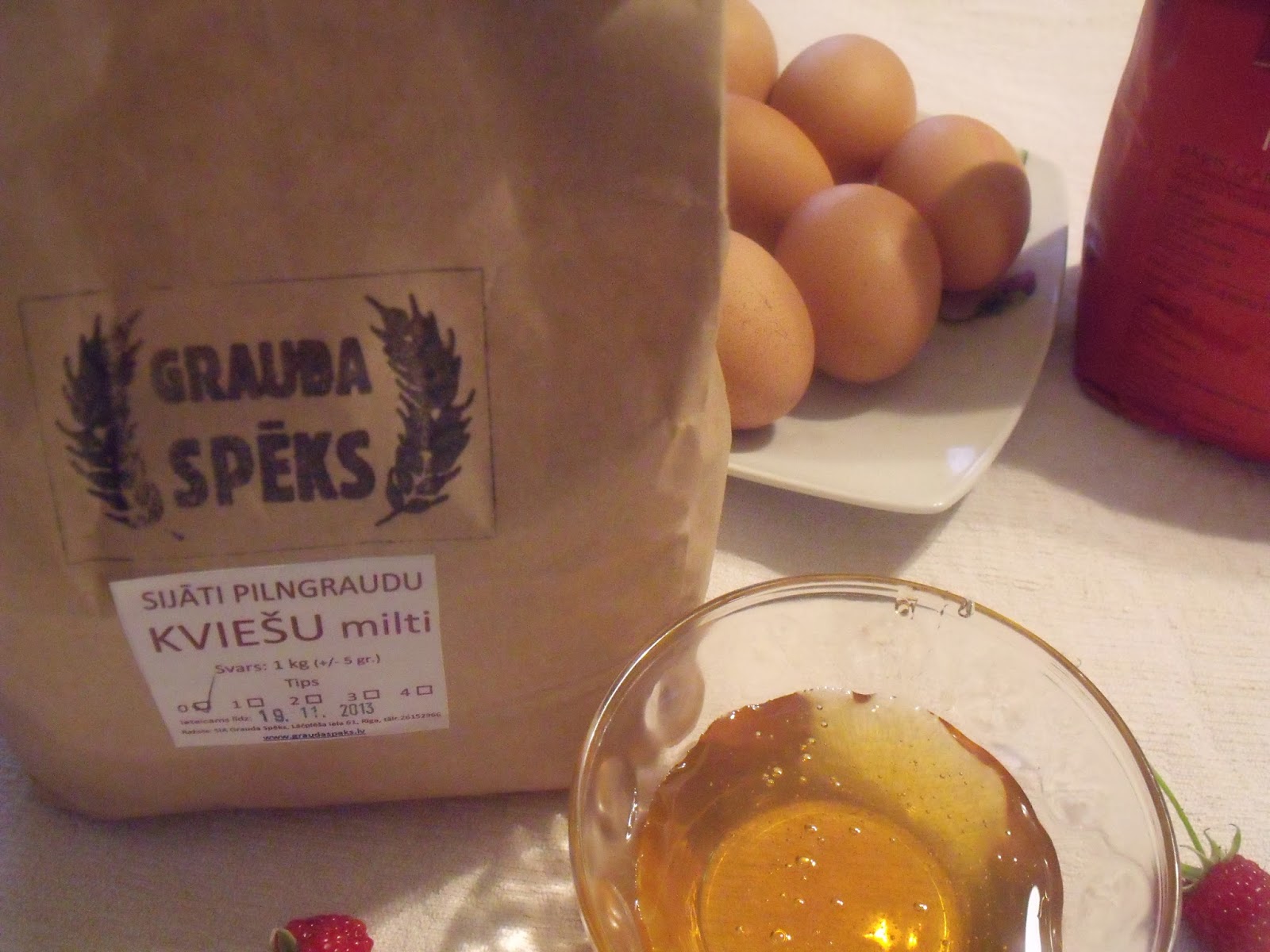 Janas kūkas: Dzimšanas dienas medus kūka ar gaisīgo krējuma krēmu