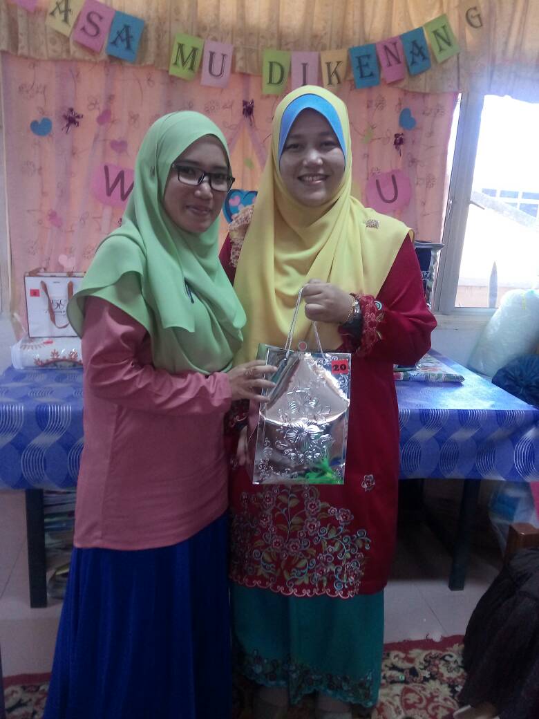 Tema colour blocking untuk hari guru 2018