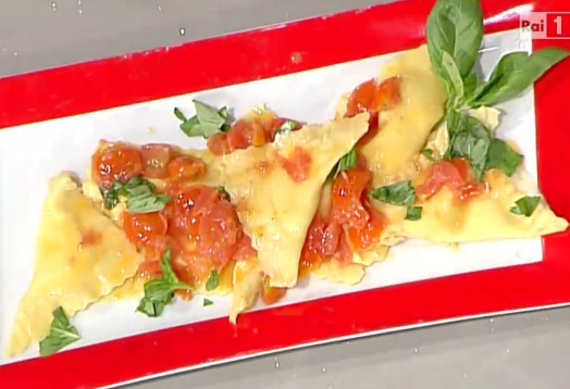 Triangoli di pasta allo stracchino e pomodori