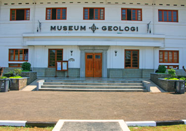 Berkunjung ke Museum Geologi Bandung
