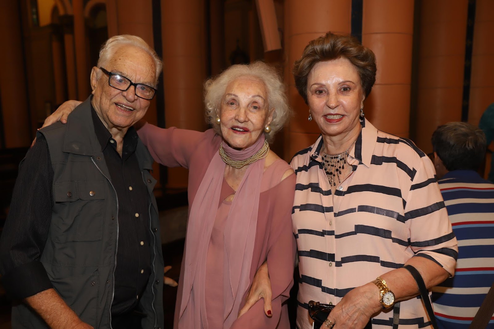 Monah Delacy festeja, ao lado de familiares e amigos, seus 90 anos