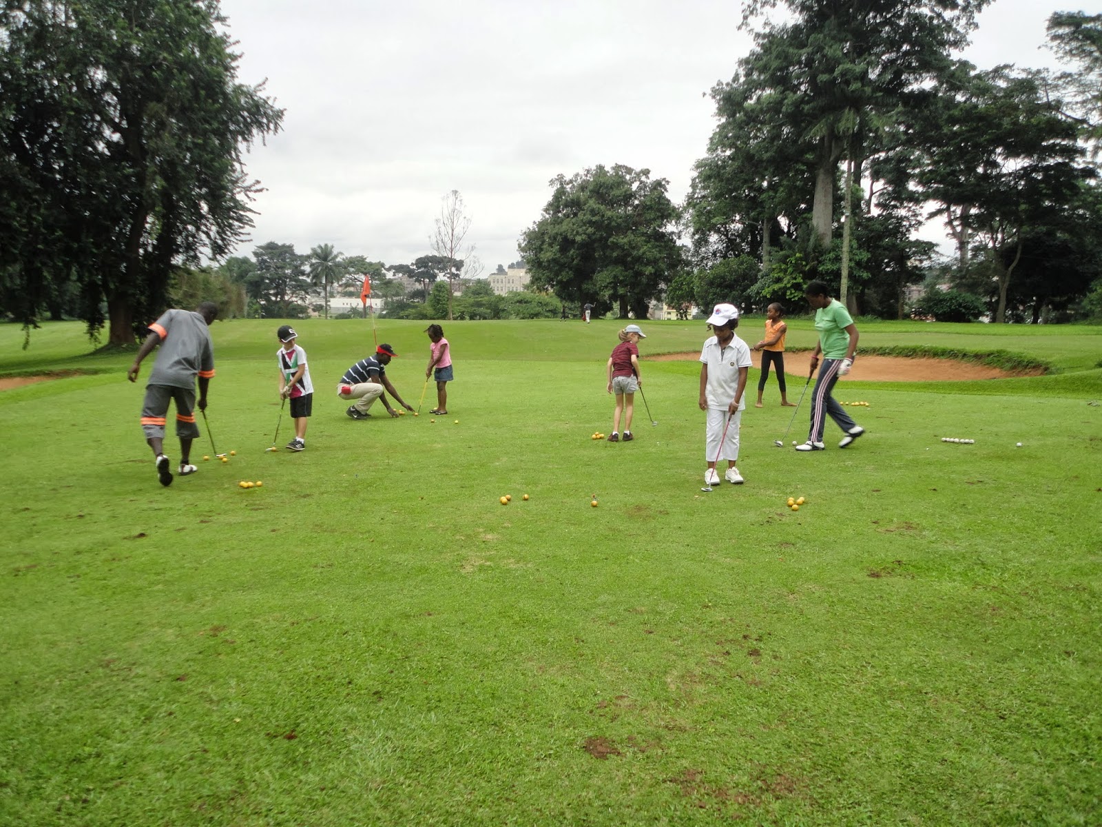 ECOLE DE GOLF - GOLF CLUB DE YAOUNDE, CAMEROUN: octobre 2013