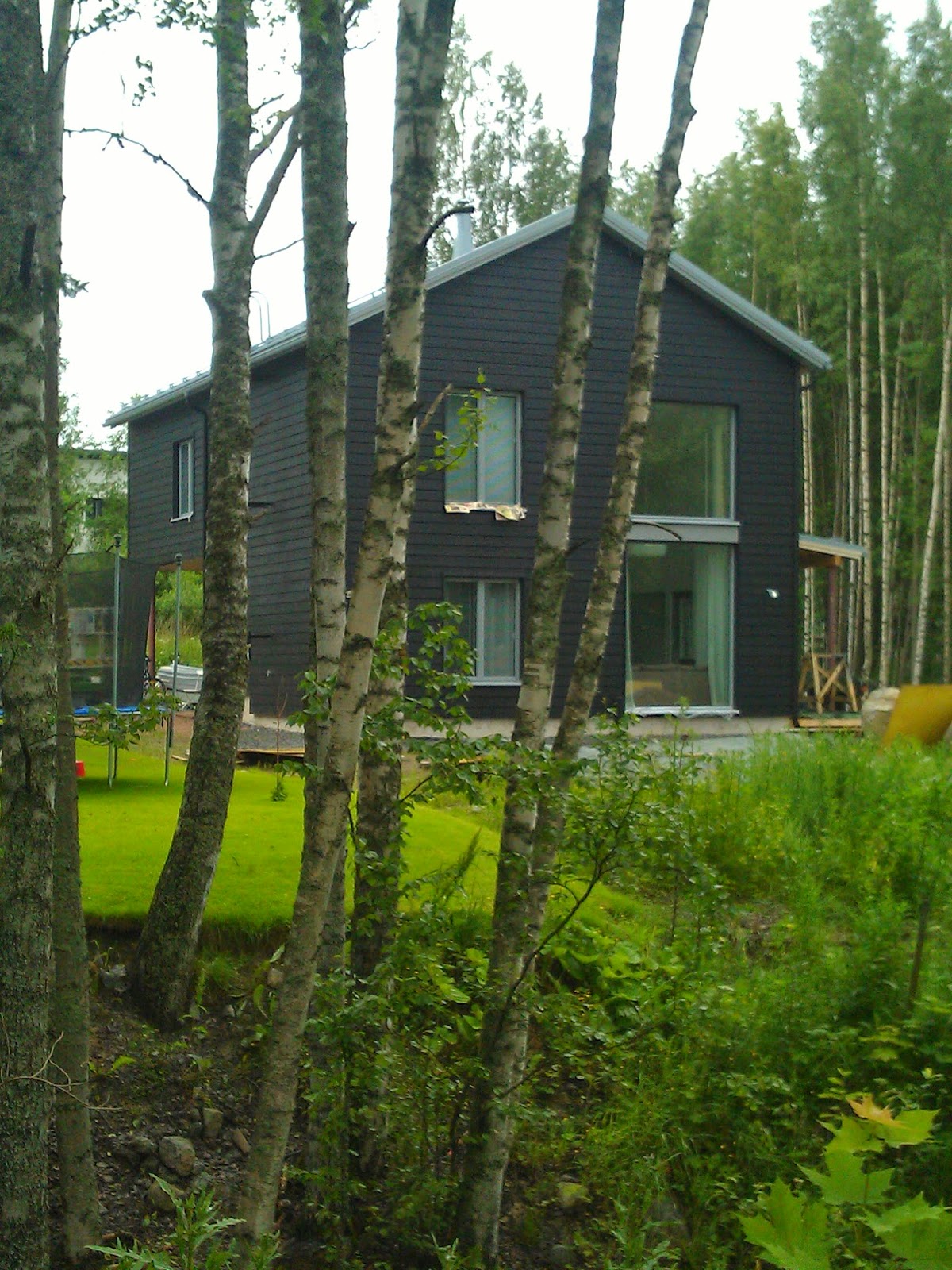 MUSTA PUUTALO: Talo maalattu vihdoinkin