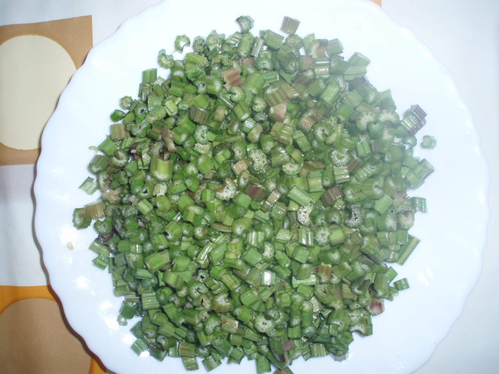 Reteta de acasa: Ardei iuti murati cu codite de telina